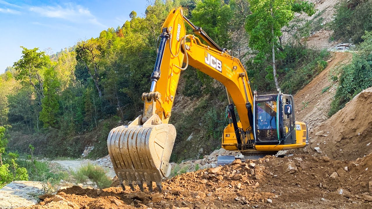Watch This Skilled Operator Tame the Mountain with a Mighty Excavator ...