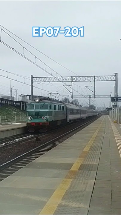 EP07-201 z TLK Ustronie przejeżdża przez stację Kraków Bronowice +miły maszynista #rp1 #railway ...