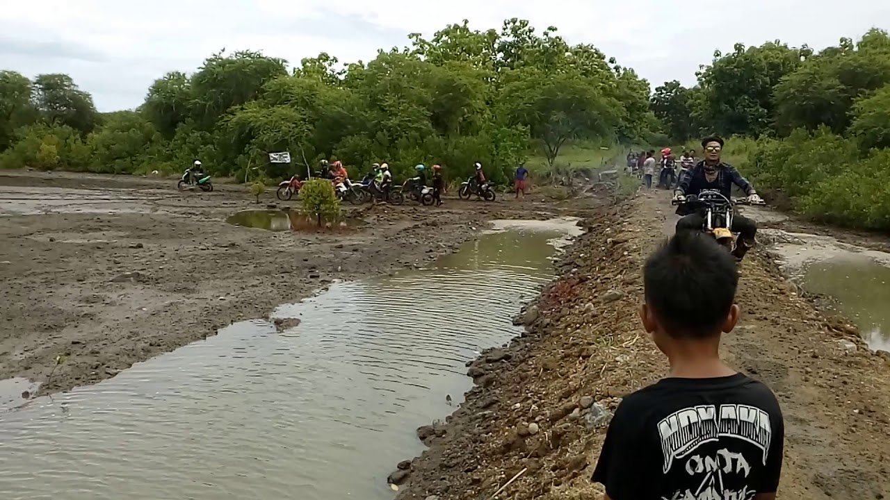 Mandi lumpur cacalan alas purwo bwi 210118 - YouTube