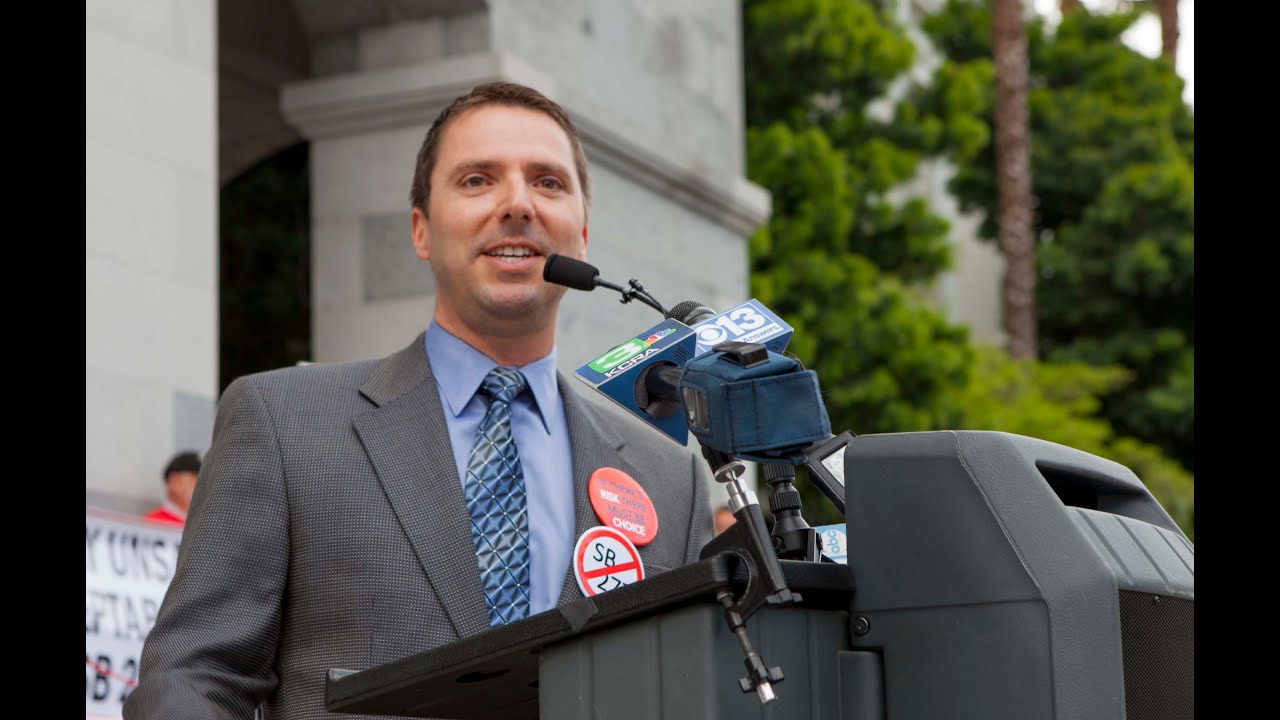 Dr. Robert Sears NO ON SB277 speech Sacramento at The Capitol on April ...