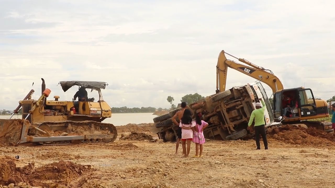Amazing Machines action truck unloading soil fail overturn recovery by ...