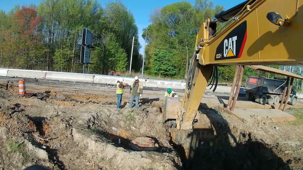 Digging 16ft Deep Existing Sewer Interceptor, HEAVY HIGHWAY 335 Cat ...