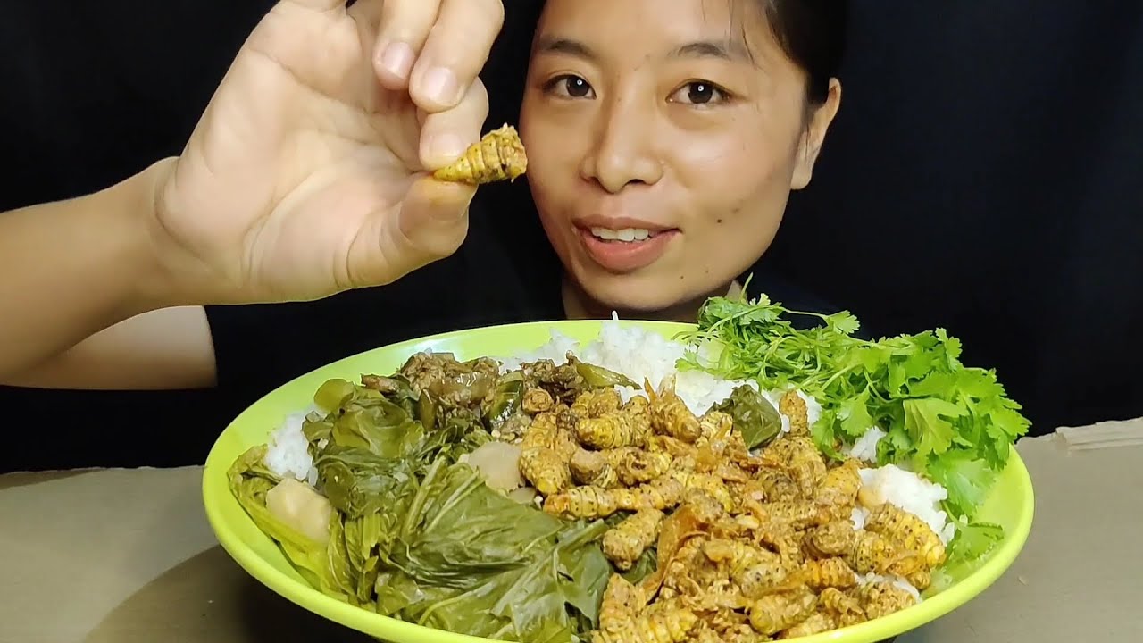Delicious silkworm eating||reshamee ka keeda - YouTube
