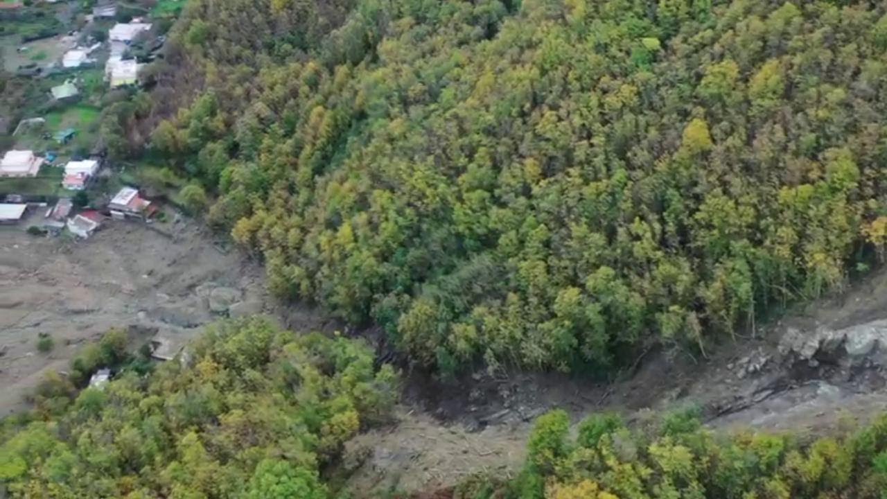 In volo su Ischia: l'origine della frana e il solco nel bosco, così il ...