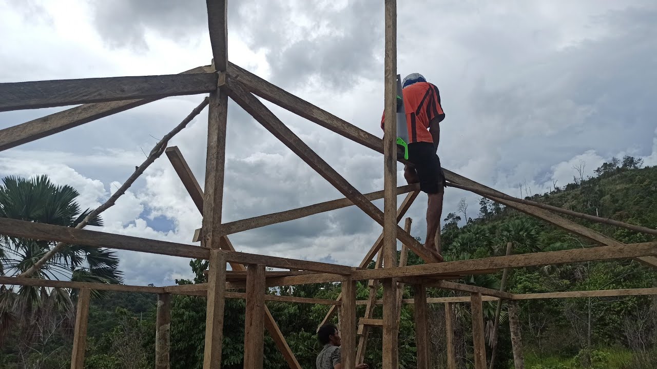 proses pemasangan rabung seng||rumah kebun kelapa sawit#05 - YouTube