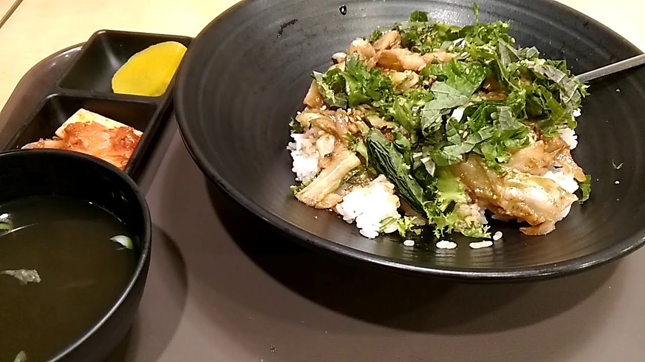 Korean food - Bulgogi deopbab (덢밥) rice dish - YouTube