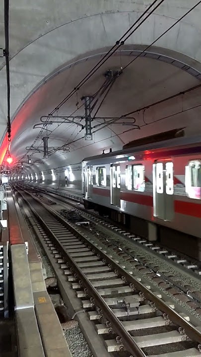 羽沢横浜国大駅に到着する東急5080系5186F - YouTube