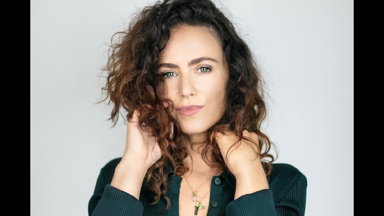 Amy Manson "An Actor Despairs" Interview - YouTube