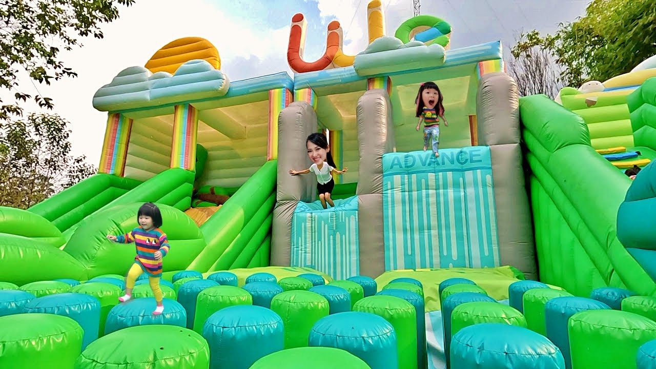 Main Istana Balon Raksasa, Perosotan Pelangi dan Bola Hamster - Outdoor ...