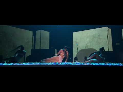 PEITO DA ANITTA APARECE DURANTE PRÊMIO MULTISHOW