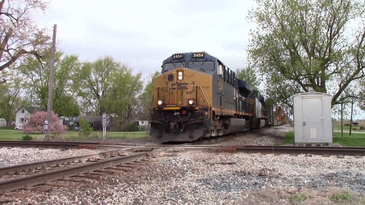 CSX X025 Pounding the Diamond in Reynolds, Indiana - CSX 3454, CSX 747 ...