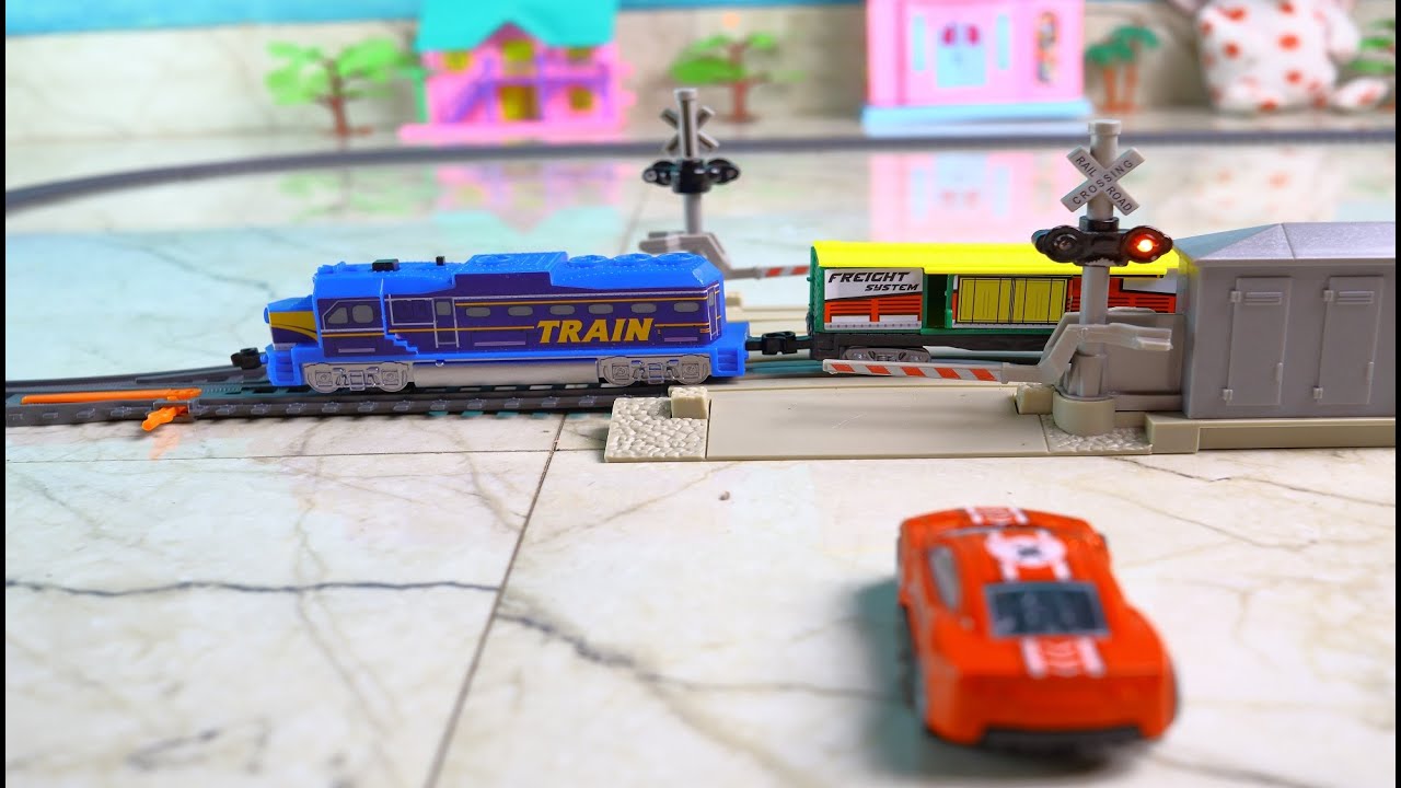 🙂😎Train mein saamaan kee loading aur rail road signal crossing | model ...