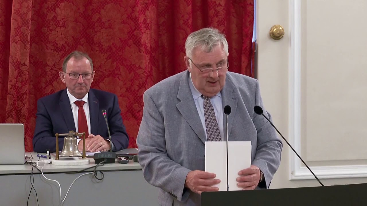 De Jeff Engelen mécht sech Suergen ëm d'Grondfräiheete vum Bierger ...