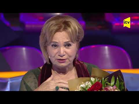 Şükufə Yusupova başında yanan pariki çıxarıb bir tərəfə atır və oynamağa davam edir...