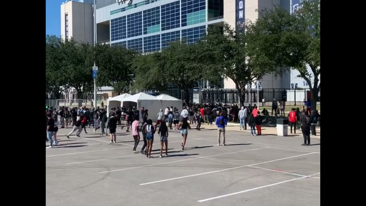 FANS STAMPEDE THROUGH GATE AT ASTROWORLD 2021 - YouTube