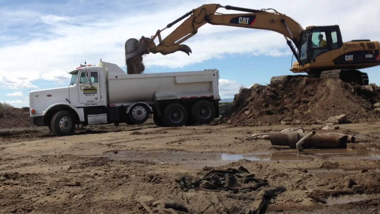 Cat 320 excavator loading dump truck - YouTube