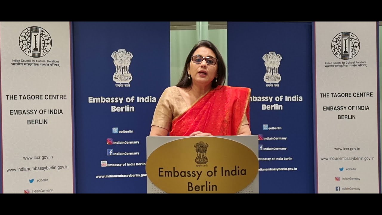 Ms. Malathi Rao Vadapalli addresses the conference "Veda – Science ...