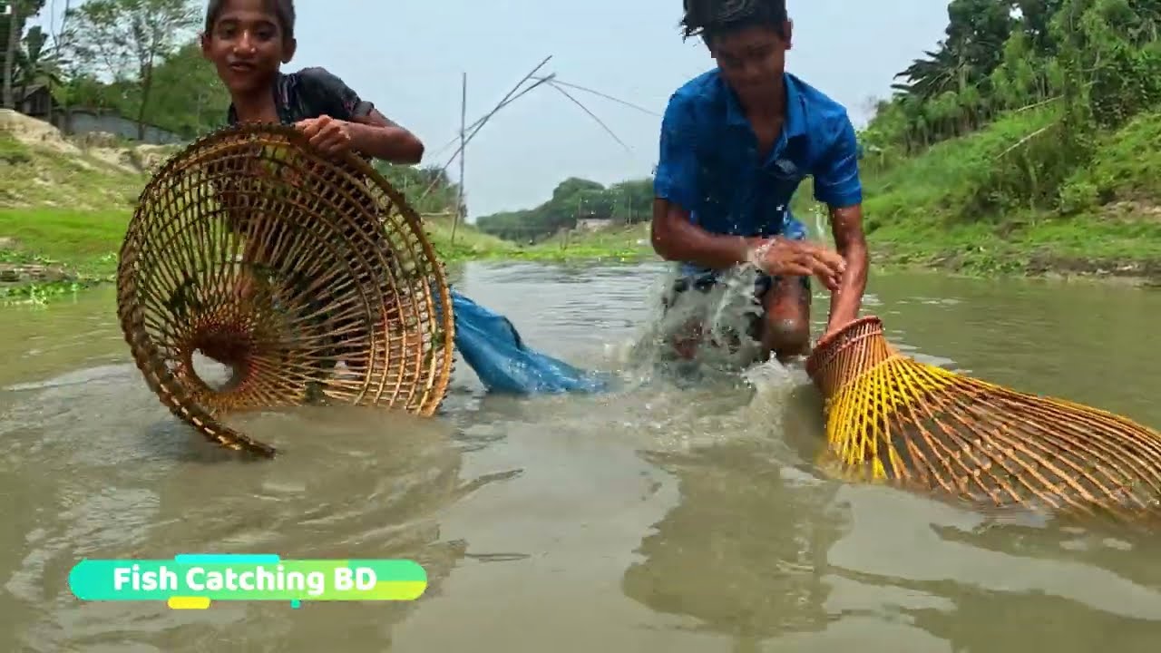 Unbelievable Boys Polo Fishing video|Amazing Fishing With Bamboo Tools ...