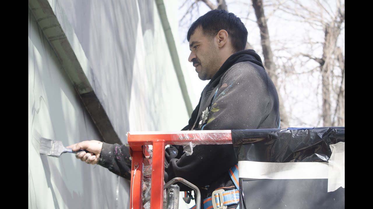 El artista Cristian Badaró realizó un nuevo mural en Barracas - YouTube