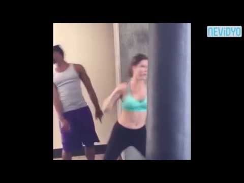 Seksi kız ısrardan bunaldı