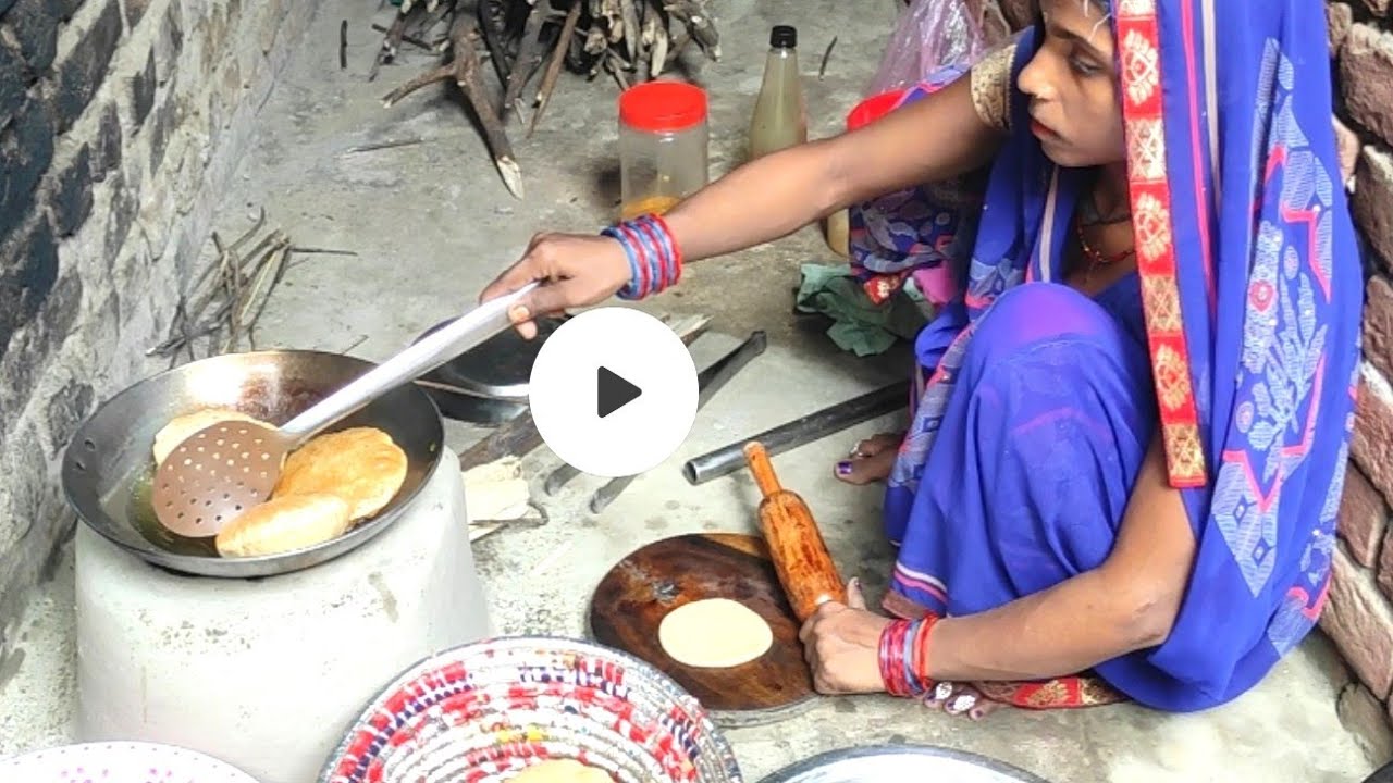आज हम बना रहे हैं छोले आलू की स्वादिष्ट सब्जी और पूड़ी India village ...