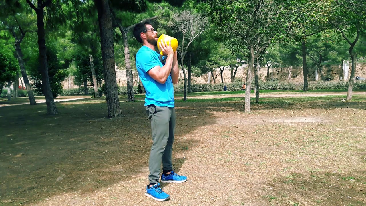 sentadilla con kettlebell (con carga frontal) - YouTube