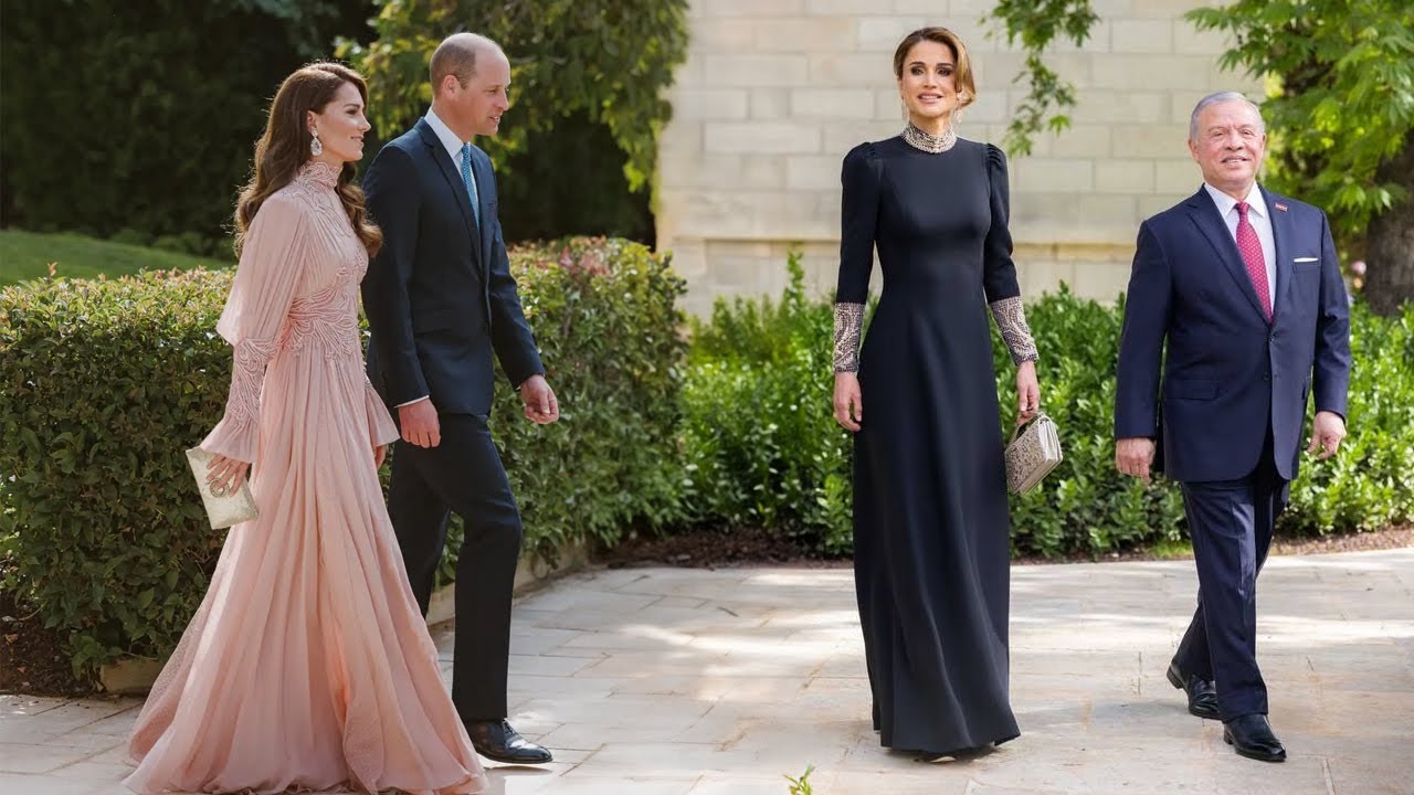 Kate Middleton curtsies to King Abdullah II and Queen Rania - YouTube
