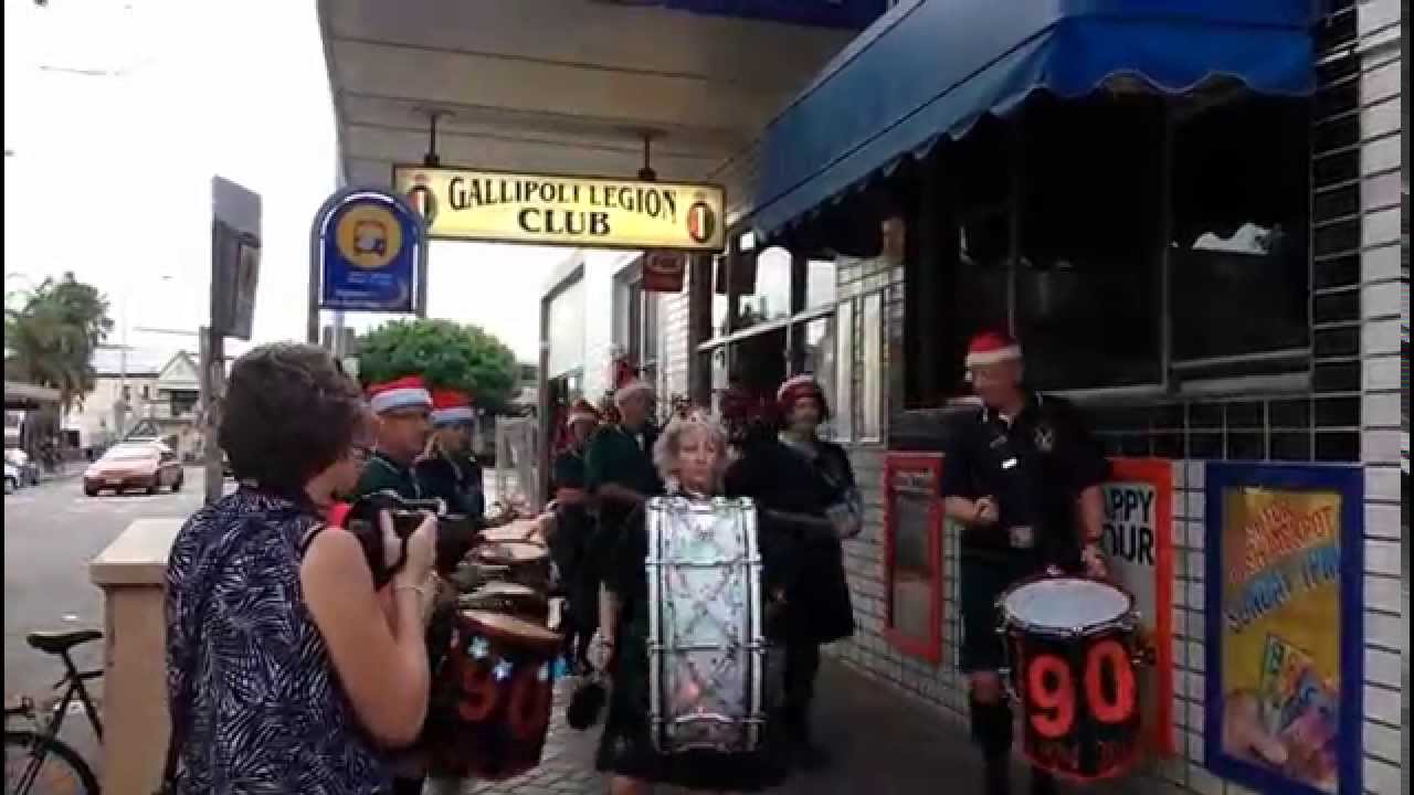 Newcastle RSL Pipe Band Christmas Street March 2014 - YouTube