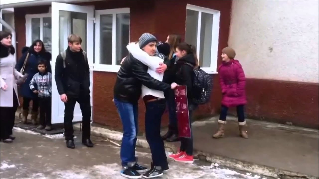 Imbratisari gratis | Free Hugs! - YouTube