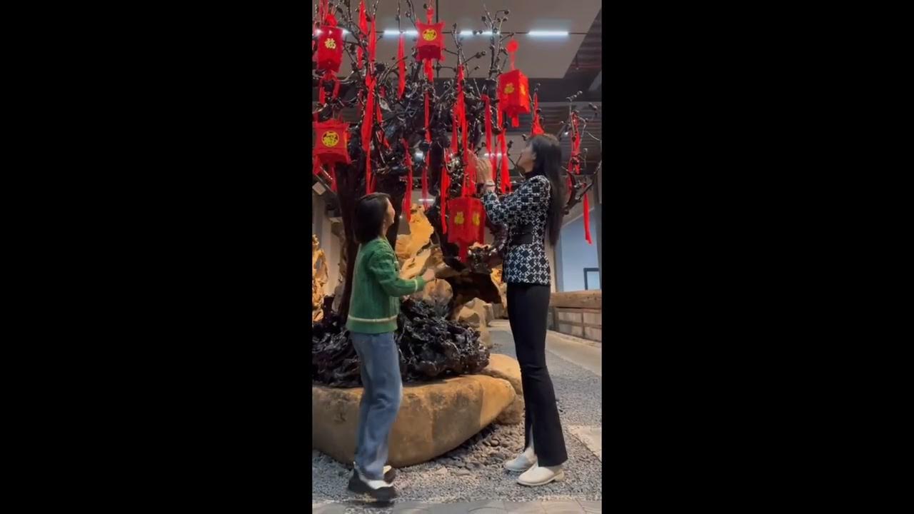 188cm tall lady helps stranger#2023 - YouTube