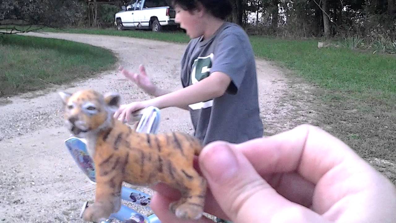 Giant realistic flying tiger - YouTube