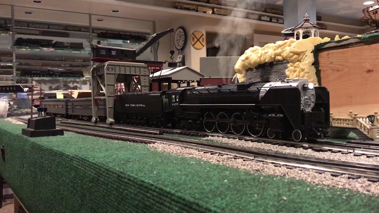 Lionel UP SD70ACE meets Vision Line Niagara - YouTube