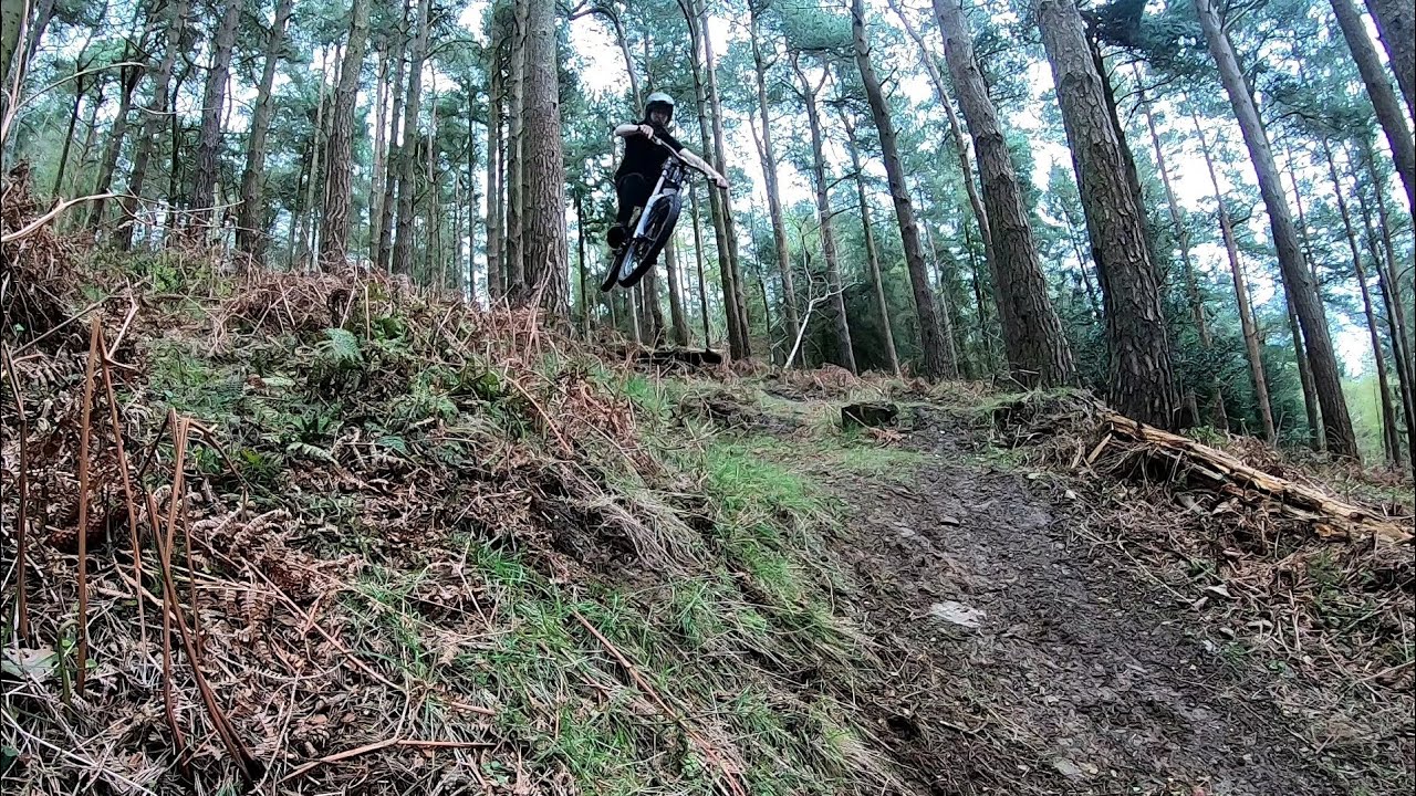 Shredding a new trail on my crazy freeride hardtail with FOX 40s & 26 x ...