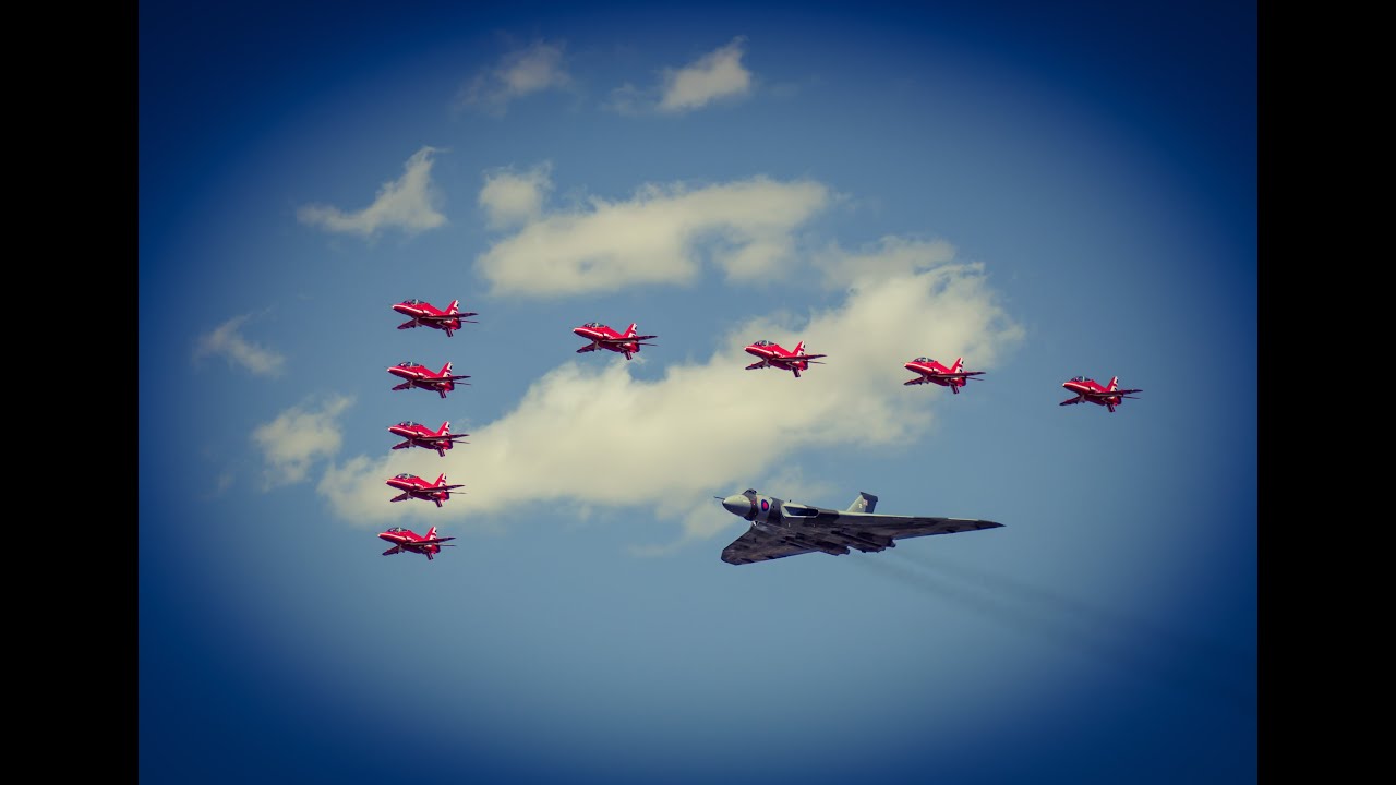Avro Vulcan flying with Red Arrows last time ever - YouTube