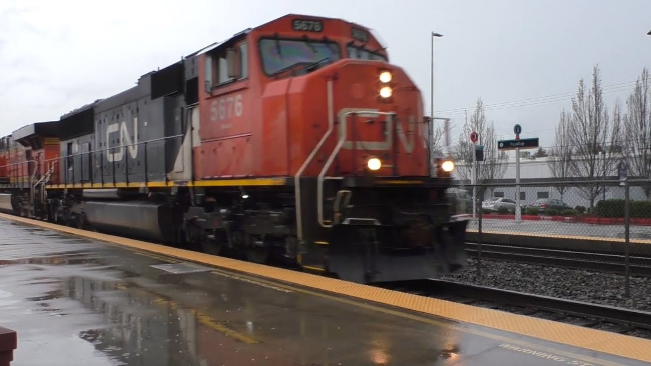 CN Power Leads Garbage Train Through Puyallup, WA - YouTube