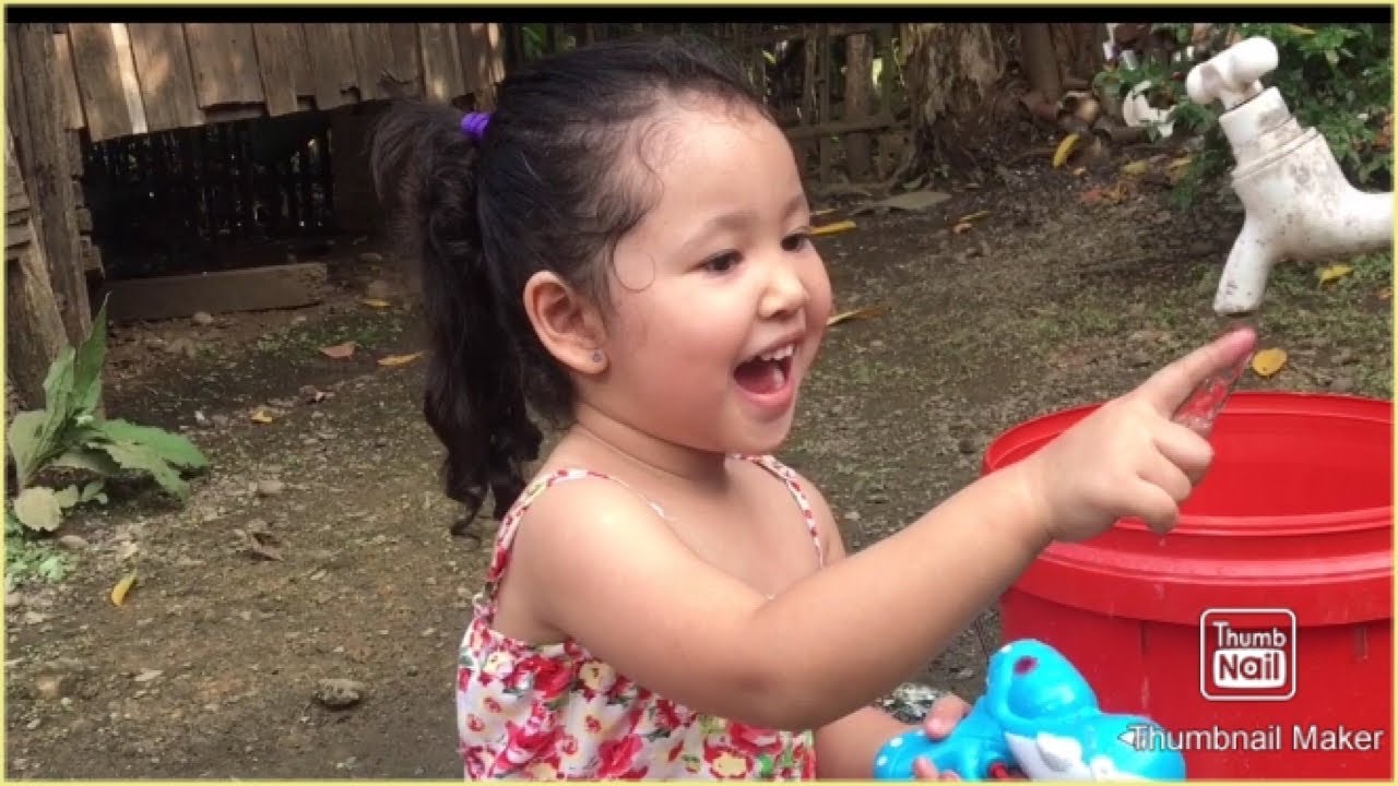 ARI HAVING FUN WITH THE WATER | WATER GUN. - YouTube