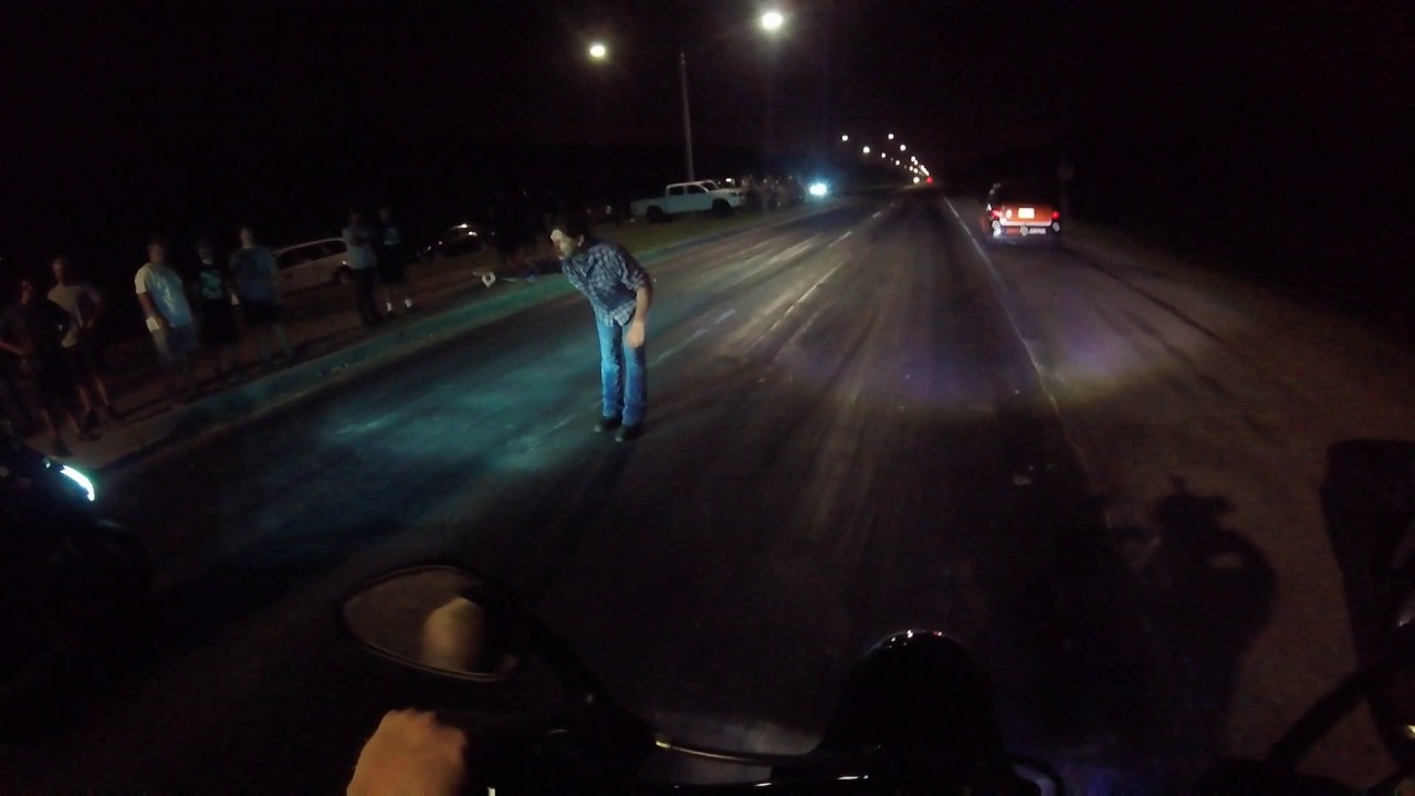 Harley road king smoking a 750 sport bike in the 1/8th. - YouTube