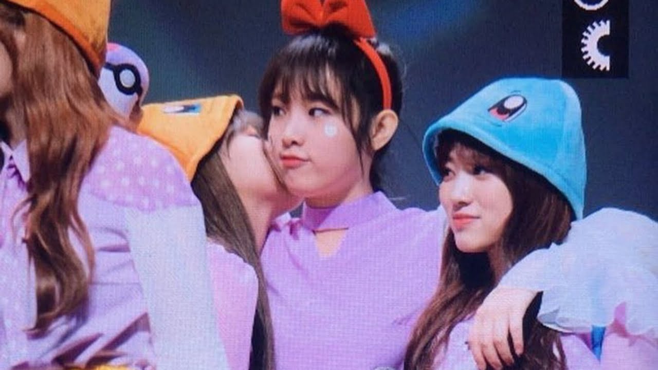 아이즈원 Fansign IZONE pokemon Moment - YouTube