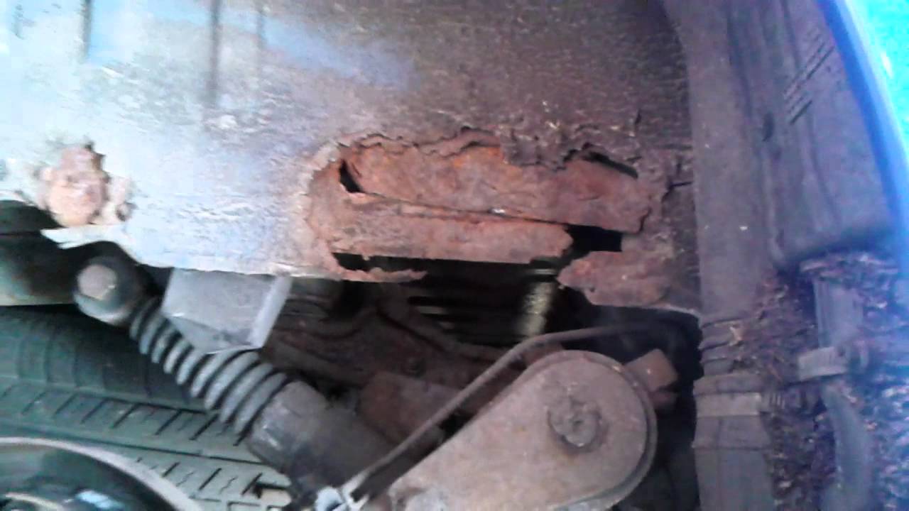 Citroen Saxo/ Peugeot 106 1997. Roestschade achterasbevestiging aan de ...