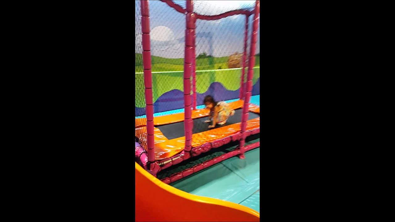 Isabella jugando en GameBox Panama - YouTube