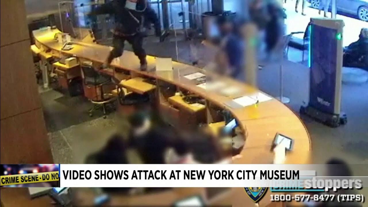 Video shows attack at NYC museum, suspect fled - YouTube