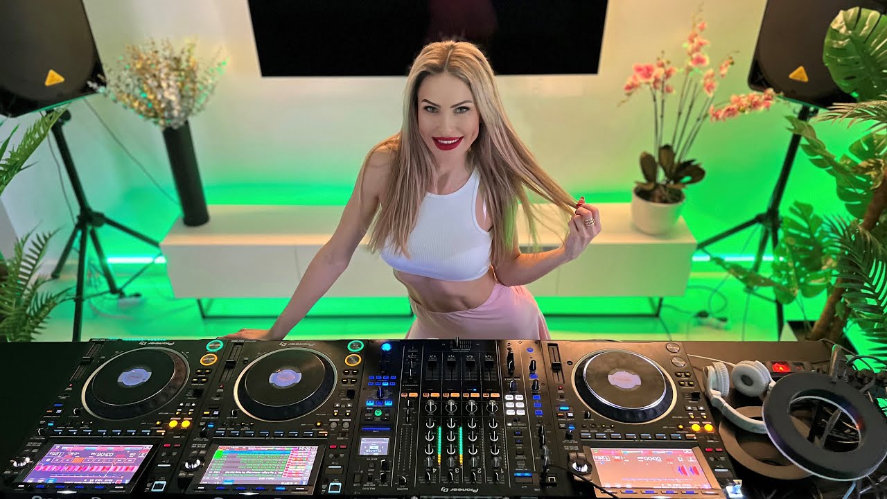 DJ CHERRY LIPS IN THE MIX: Tech House Madness: Dive Into The Beat ...