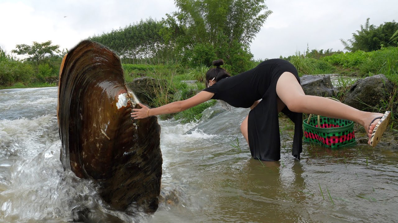 The sexy girl caught a big clam and was shocked to find that it ...