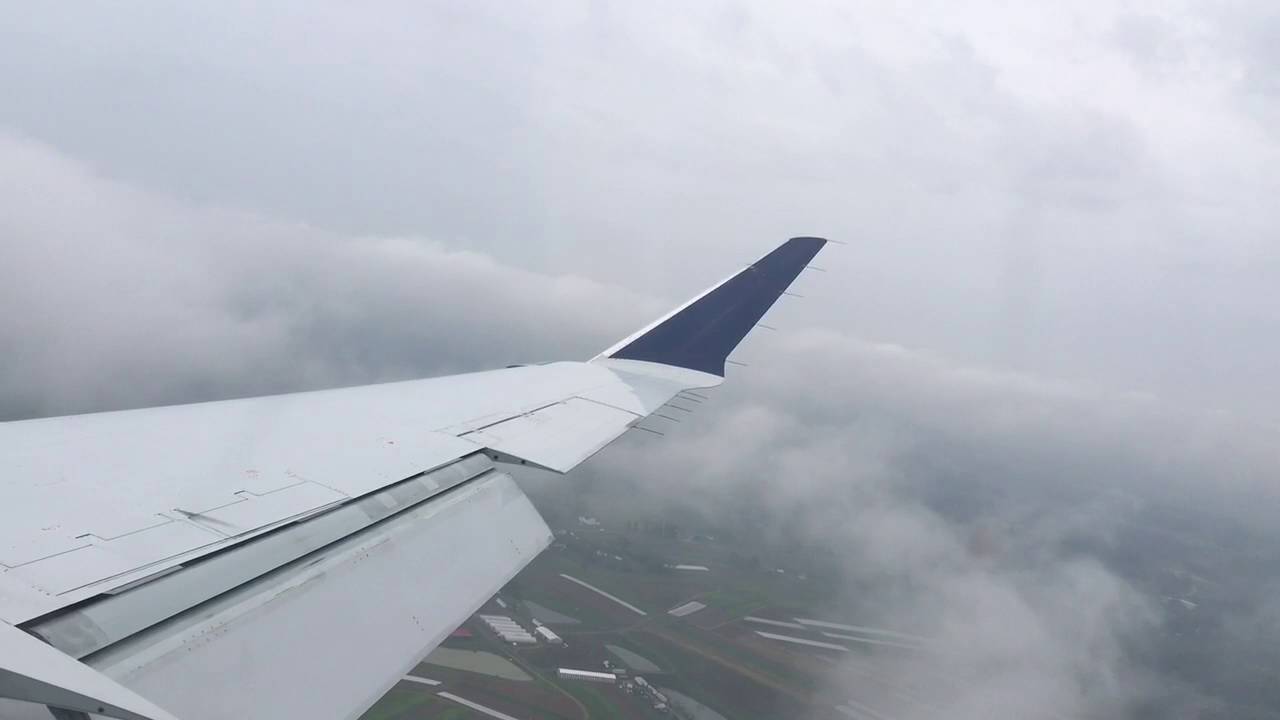 Delta Airlines landing in Pittsburgh PA - YouTube