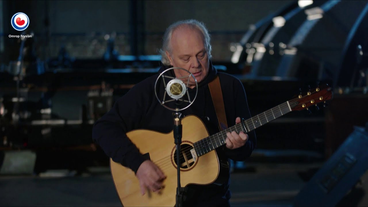 Gurbe Douwstra live fanút it Woudagemaal foar de Fryske top 100 - YouTube
