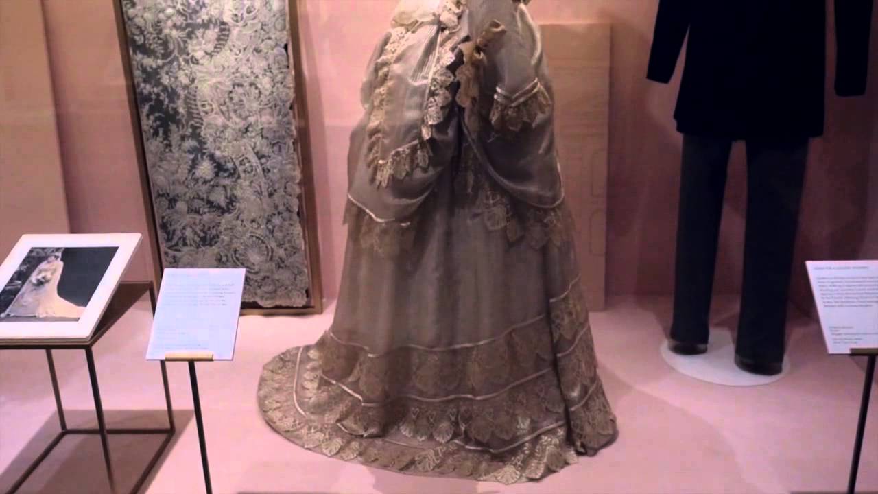 Spotlights of Museum wedding dresses from 1775 - 1899 - YouTube