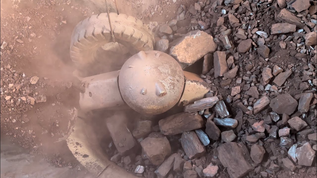 IRON ORE BOULDER JAMMING AND CRUSHING IN 1600 TPH KOBELCO GYRATORY CONE ...