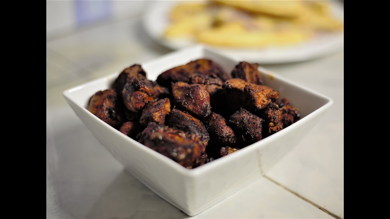 Akabenzi kumutse n'igitoki wabyitekera mu rugo! 😋☺️😋☺️pan fried pork ...