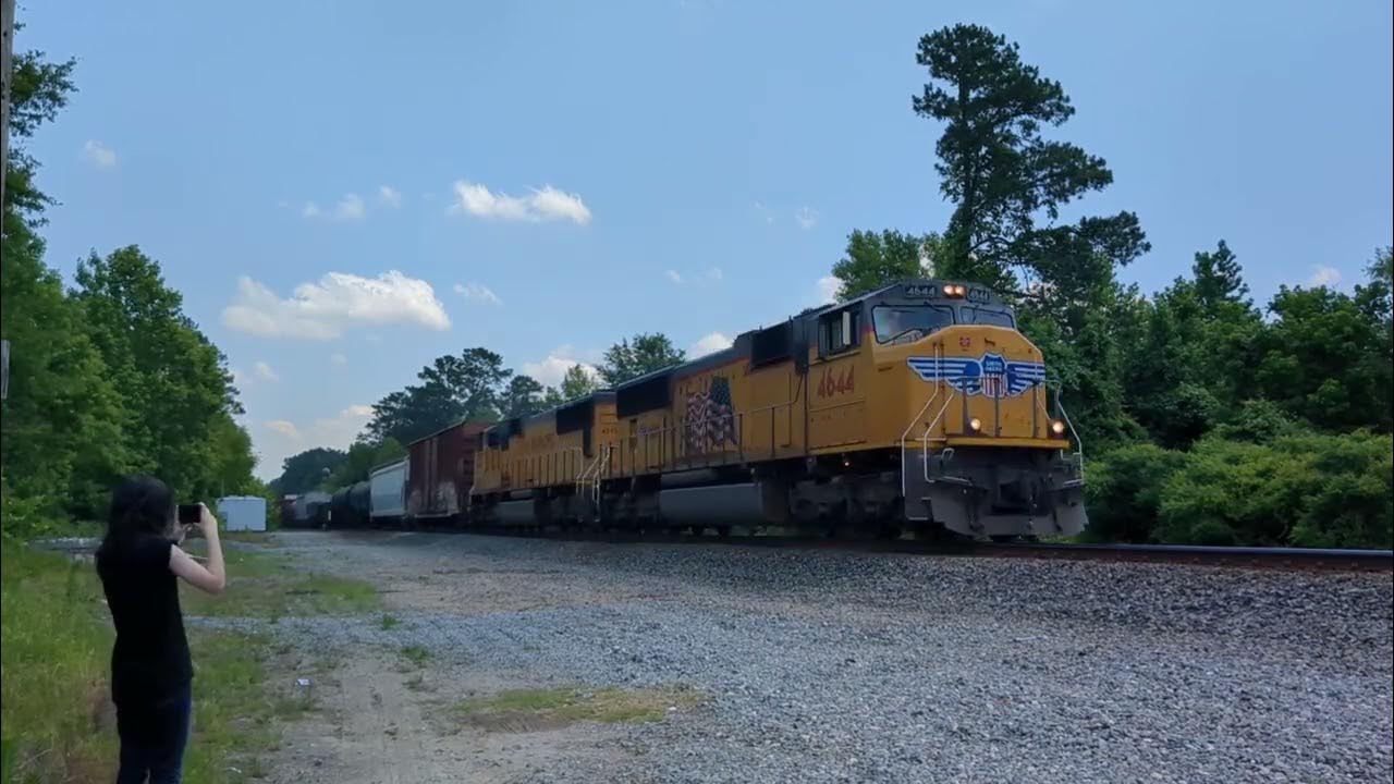 UP SB manifest with 2 EMD SD70Ms pulling - YouTube