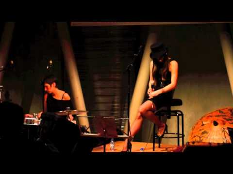 Şirin Soysal - Bir Şeyler Var | Yalnız Kız